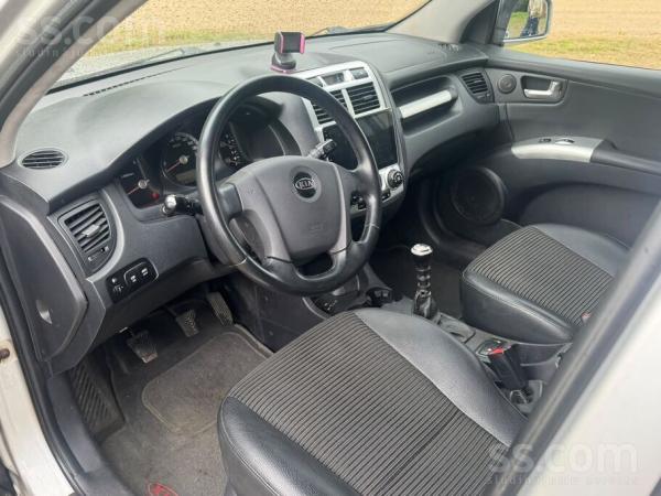 Grey Kia Sportage 2007 in Rezekne, with an engine capacity of 2.00 L and mileage of 270 thousand km for 1500 €, photo 6 on AUTOMOTO.COM.LV
