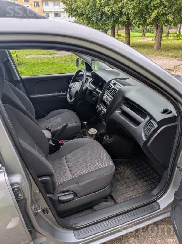 Grey Kia Sportage 2007 in Ventspils, with an engine capacity of 2.00 L and mileage of 265 thousand km for 2400 €, photo 7 on AUTOMOTO.COM.LV