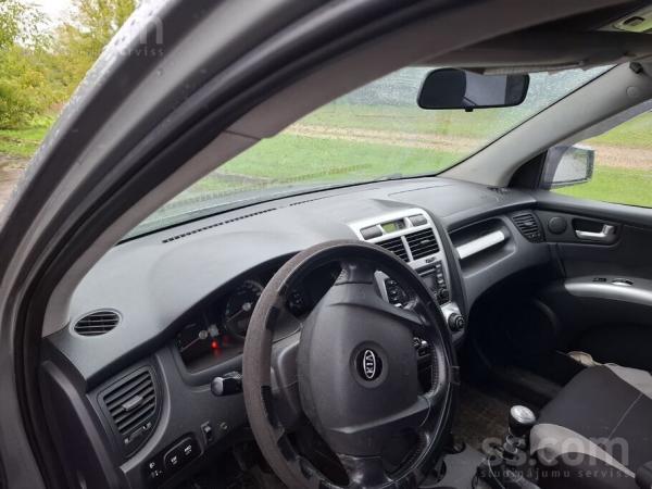 Pelēks Kia Sportage 2007 Rēzekne, ar dzinēja tilpumu 2.00 L un nobraukumu 242 tūkst. km par 2000 €, foto 7 vietnē AUTOMOTO.COM.LV