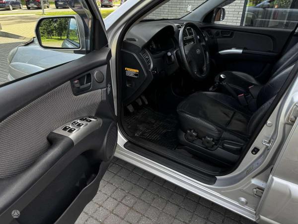 Grey Kia Sportage 2008 in Ukmerge, with an engine capacity of 1.99 L and mileage of 356 thousand km for 2350 €, photo 10 on AUTOMOTO.COM.LV