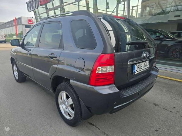 Kia Sportage 2008 in Klaipeda on AUTOMOTO.COM.LV Grey Kia Sportage 2008 in Klaipeda, with an engine capacity of 2.00 L and mileage of 115 thousand km for 2300 €, photo 3 on AUTOMOTO.COM.LV