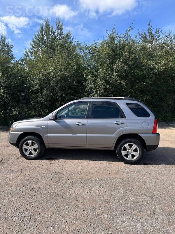 Grey Kia Sportage 2009 in Daugavpils, with an engine capacity of 2.00 L and mileage of 230 thousand km for 3500 €, photo 3 on AUTOMOTO.COM.LV