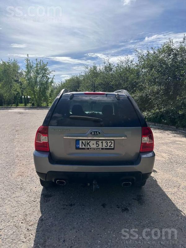 Grey Kia Sportage 2009 in Daugavpils, with an engine capacity of 2.00 L and mileage of 230 thousand km for 3500 €, photo 4 on AUTOMOTO.COM.LV