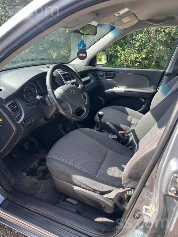 Grey Kia Sportage 2009 in Daugavpils, with an engine capacity of 2.00 L and mileage of 230 thousand km for 3500 €, photo 8 on AUTOMOTO.COM.LV