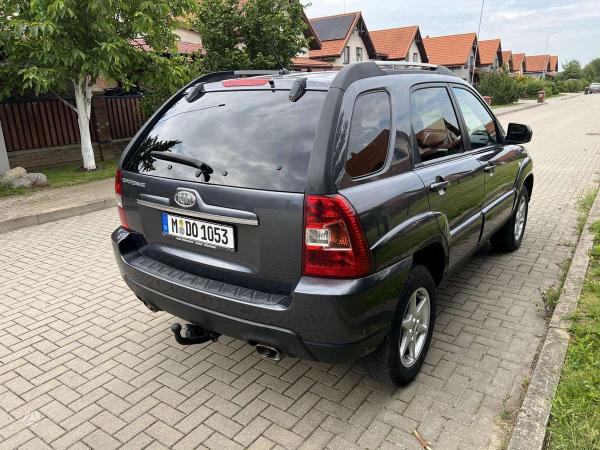 Grey Kia Sportage 2009 in Klaipeda, with an engine capacity of 1.99 L and mileage of 278 thousand km for 3450 €, photo 8 on AUTOMOTO.COM.LV