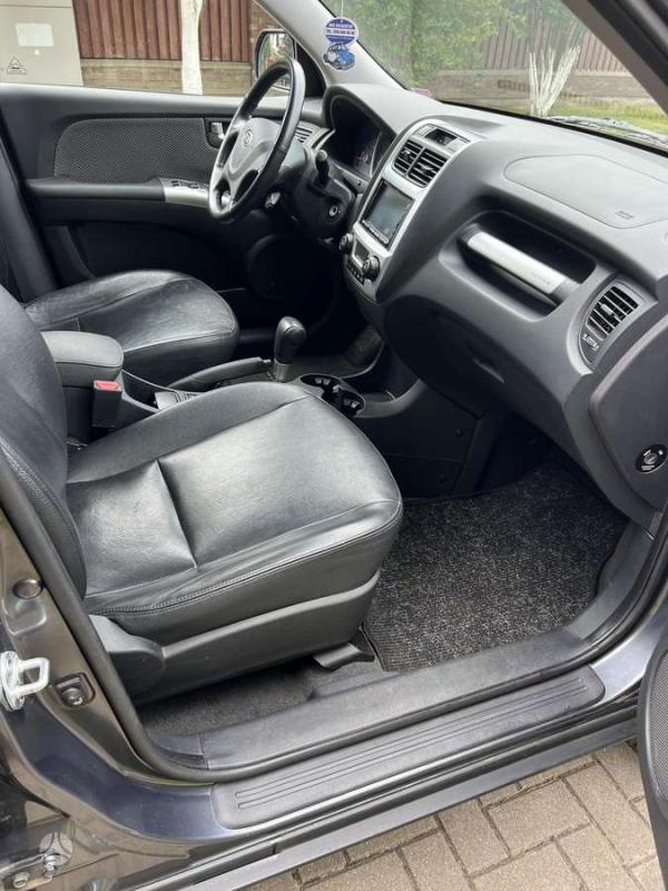 Grey Kia Sportage 2009 in Klaipeda, with an engine capacity of 1.99 L and mileage of 278 thousand km for 3450 €, photo 11 on AUTOMOTO.COM.LV