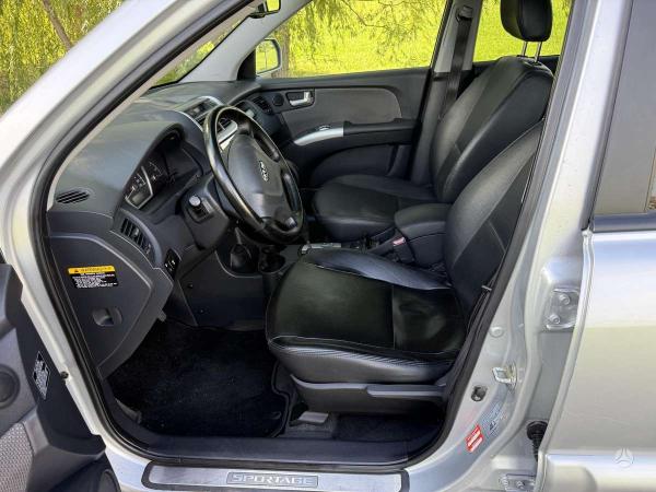 Kia Sportage 2009 in Marijampole on AUTOMOTO.COM.LV Grey Kia Sportage 2009 in Marijampole, with an engine capacity of 1.99 L and mileage of 254 thousand km for 2800 €, photo 10 on AUTOMOTO.COM.LV