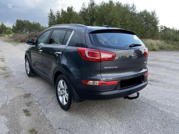 Grey Kia Sportage 2011 in Ukmerge, with an engine capacity of 1.69 L and mileage of 260 thousand km for 5500 €, photo 8 on AUTOMOTO.COM.LV
