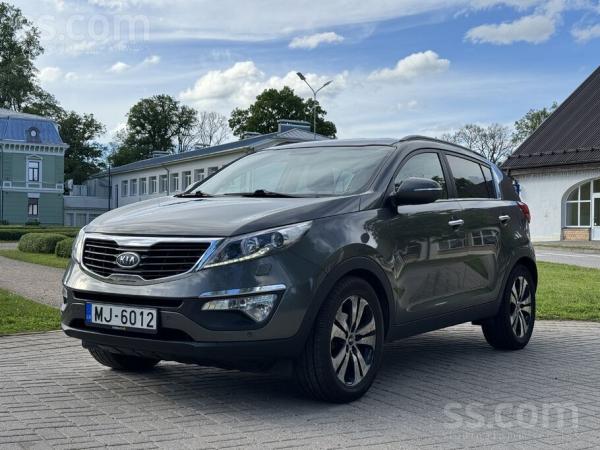 Grey Kia Sportage 2012 in Valmiera, with an engine capacity of 1.70 L and mileage of 252 thousand km for 5500 €, photo 2 on AUTOMOTO.COM.LV