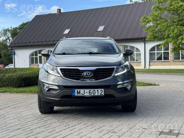 Grey Kia Sportage 2012 in Valmiera, with an engine capacity of 1.70 L and mileage of 252 thousand km for 5500 €, photo 3 on AUTOMOTO.COM.LV