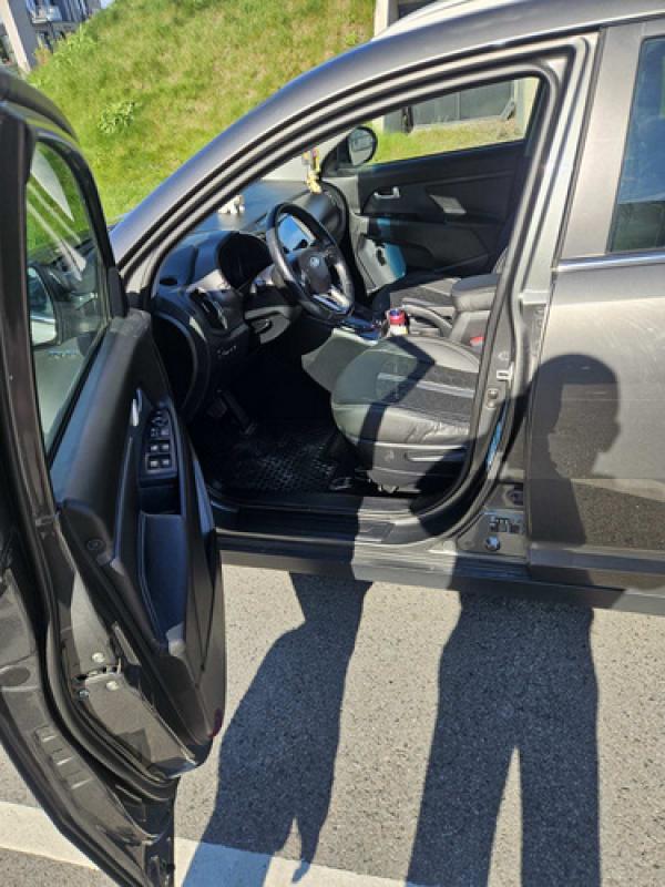 Grey Kia Sportage 2012 in Tallinn, with an engine capacity of 2.00 L and mileage of 277 thousand km for 8500 €, photo 6 on AUTOMOTO.COM.LV