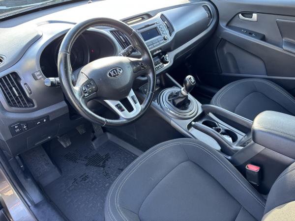 Pelēks Kia Sportage 2013 Rīga, ar dzinēja tilpumu 1.70 L un nobraukumu 135 tūkst. km par 6900 €, foto 9 vietnē AUTOMOTO.COM.LV