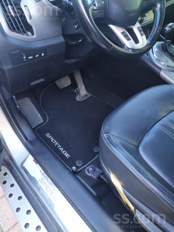 Grey Kia Sportage 2014 in Valmiera, with an engine capacity of 2.00 L and mileage of 155 thousand km for 9500 €, photo 7 on AUTOMOTO.COM.LV