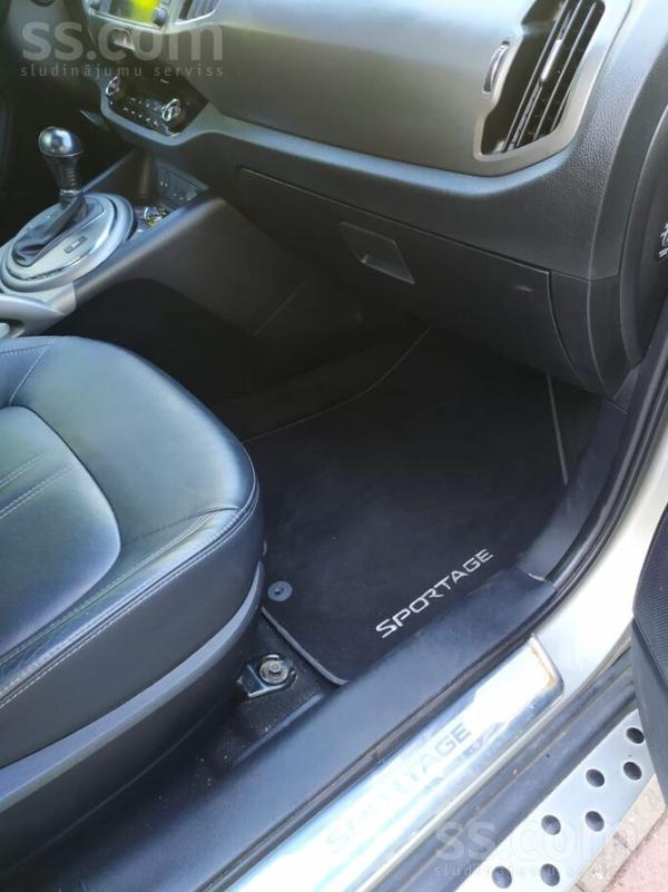Grey Kia Sportage 2014 in Valmiera, with an engine capacity of 2.00 L and mileage of 155 thousand km for 9500 €, photo 8 on AUTOMOTO.COM.LV