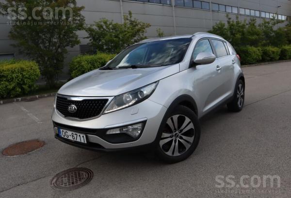 Grey Kia Sportage 2015 in Riga, with an engine capacity of 1.70 L and mileage of 379 thousand km for 7990 €, photo 1 on AUTOMOTO.COM.LV