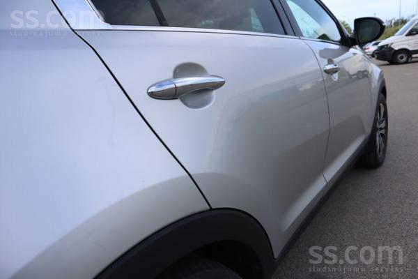 Grey Kia Sportage 2015 in Riga, with an engine capacity of 1.70 L and mileage of 379 thousand km for 7990 €, photo 4 on AUTOMOTO.COM.LV