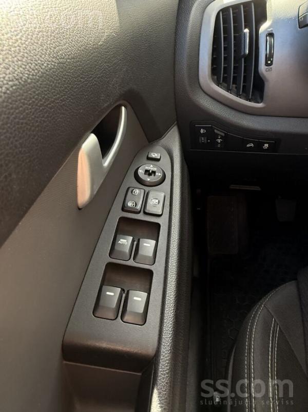 Grey Kia Sportage 2015 in Liepaja, with an engine capacity of 1.70 L and mileage of 150 thousand km for 9200 €, photo 9 on AUTOMOTO.COM.LV