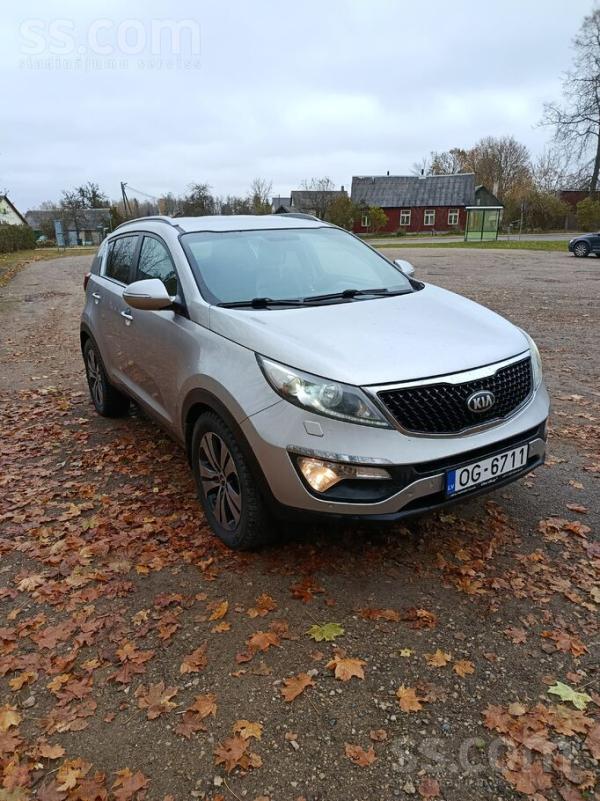 Grey Kia Sportage 2015 in Preili, with an engine capacity of 1.70 L and mileage of 381 thousand km for 6500 €, photo 1 on AUTOMOTO.COM.LV