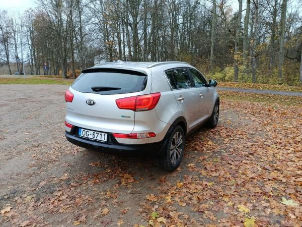 Grey Kia Sportage 2015 in Preili, with an engine capacity of 1.70 L and mileage of 381 thousand km for 6500 €, photo 5 on AUTOMOTO.COM.LV