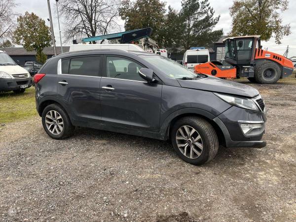 Grey Kia Sportage 2015 in Taurage, with an engine capacity of 1.69 L and mileage of 175 thousand km for 2500 €, photo 3 on AUTOMOTO.COM.LV