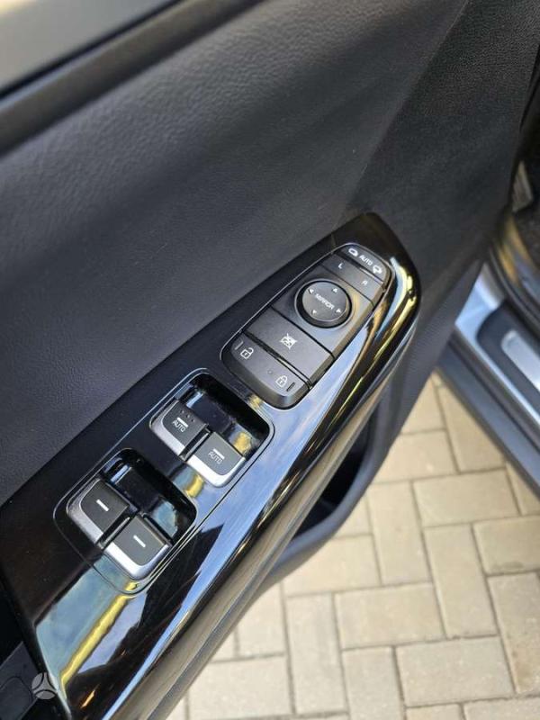 Grey Kia Sportage 2020 in Vilnius, with an engine capacity of 1.60 L and mileage of 141 thousand km for 13500 €, photo 8 on AUTOMOTO.COM.LV