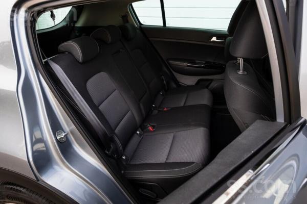 Grey Kia Sportage 2021 in Riga, with an engine capacity of 1.60 L and mileage of 122 thousand km for 14950 €, photo 7 on AUTOMOTO.COM.LV