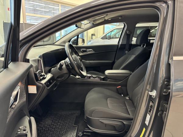 Киа Sportage 2025 в Рига на AUTOMOTO.COM.LV Серый Киа Sportage 2025 в Рига, объемом двигателя 1.60 л и пробегом 27 тыс. км за 28900 €, фото 9 на AUTOMOTO.COM.LV