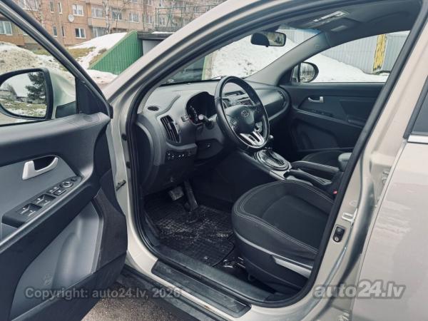 Grey Kia Sportage 2010 in Tallinn, with an engine capacity of 2.00 L and mileage of 166 thousand km for 6900 €, photo 7 on AUTOMOTO.COM.LV