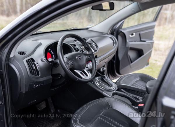 Grey Kia Sportage 2012 in Tallinn, with an engine capacity of 2.00 L and mileage of 216 thousand km for 6990 €, photo 7 on AUTOMOTO.COM.LV