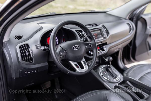 Grey Kia Sportage 2012 in Tallinn, with an engine capacity of 2.00 L and mileage of 216 thousand km for 6990 €, photo 8 on AUTOMOTO.COM.LV