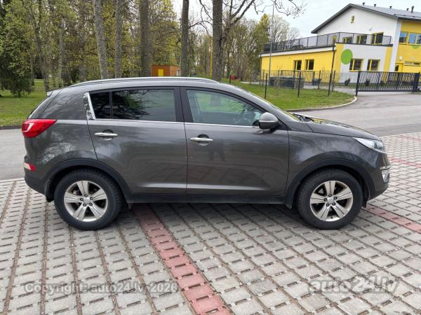 Grey Kia Sportage 2013 in Tallinn, with an engine capacity of 2.00 L and mileage of 141 thousand km for 9500 €, photo 6 on AUTOMOTO.COM.LV