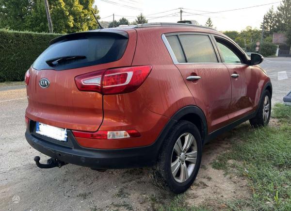 Orange Kia Sportage 2011 in Taurage, with an engine capacity of 1.69 L and mileage of 218 thousand km for 3800 €, photo 4 on AUTOMOTO.COM.LV