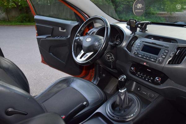 Orange Kia Sportage 2012 in Alytus, with an engine capacity of 2.00 L and mileage of 193 thousand km for 6500 €, photo 5 on AUTOMOTO.COM.LV