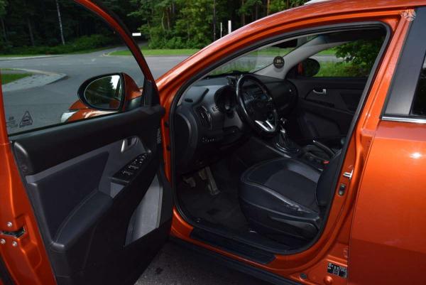 Orange Kia Sportage 2012 in Alytus, with an engine capacity of 2.00 L and mileage of 193 thousand km for 6500 €, photo 6 on AUTOMOTO.COM.LV