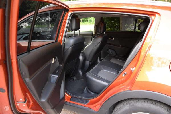 Orange Kia Sportage 2012 in Alytus, with an engine capacity of 2.00 L and mileage of 193 thousand km for 6500 €, photo 7 on AUTOMOTO.COM.LV