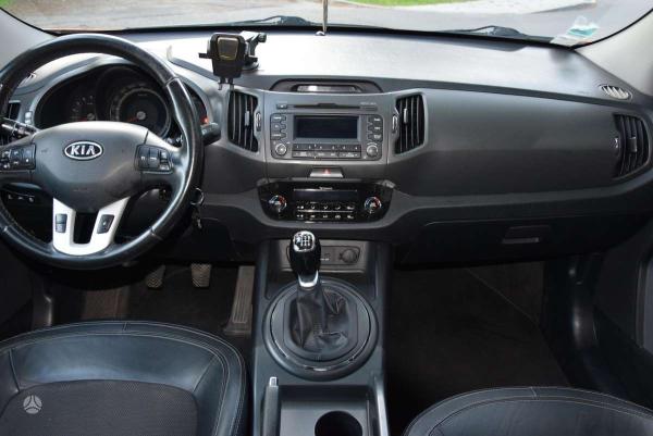Orange Kia Sportage 2012 in Alytus, with an engine capacity of 2.00 L and mileage of 193 thousand km for 6500 €, photo 8 on AUTOMOTO.COM.LV