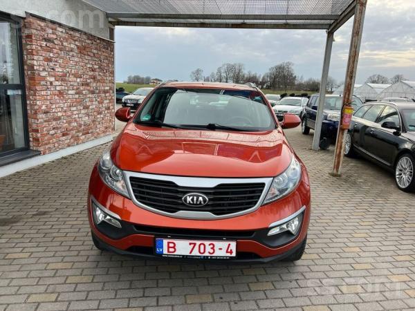 Orange Kia Sportage 2013 in Talsi, with an engine capacity of 1.70 L and mileage of 222 thousand km for 10770 €, photo 2 on AUTOMOTO.COM.LV