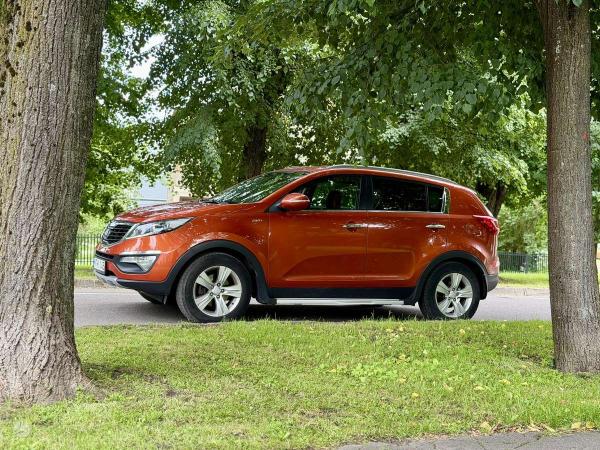 Orange Kia Sportage 2013 in Kaunas, with an engine capacity of 2.00 L and mileage of 207 thousand km for 4950 €, photo 1 on AUTOMOTO.COM.LV