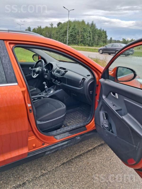 Orange Kia Sportage 2013 in Preili, with an engine capacity of 1.70 L and mileage of 420 thousand km for 3900 €, photo 7 on AUTOMOTO.COM.LV