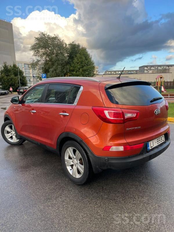 Orange Kia Sportage 2013 in Riga, with an engine capacity of 2.00 L and mileage of 186 thousand km for 6700 €, photo 4 on AUTOMOTO.COM.LV