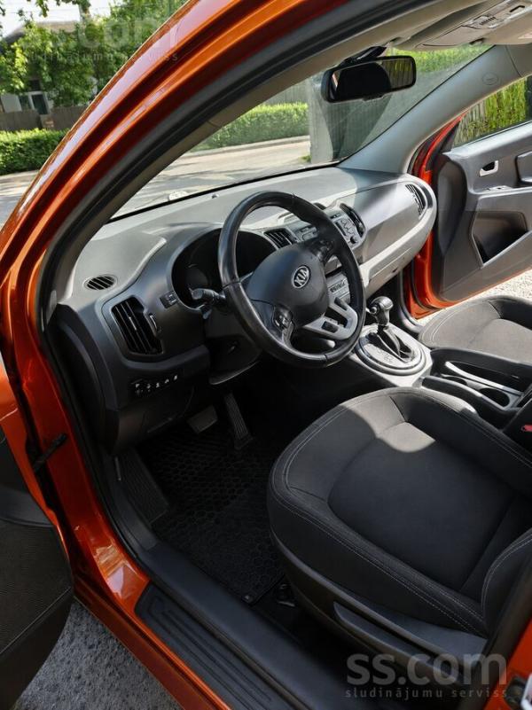 Orange Kia Sportage 2014 in Riga, with an engine capacity of 2.00 L and mileage of 190 thousand km for 8100 €, photo 5 on AUTOMOTO.COM.LV