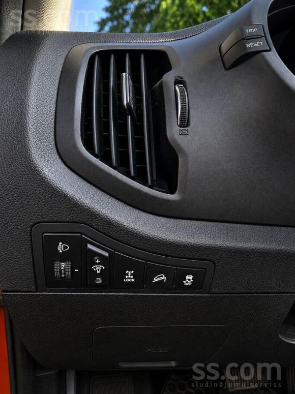 Orange Kia Sportage 2014 in Riga, with an engine capacity of 2.00 L and mileage of 190 thousand km for 8100 €, photo 9 on AUTOMOTO.COM.LV