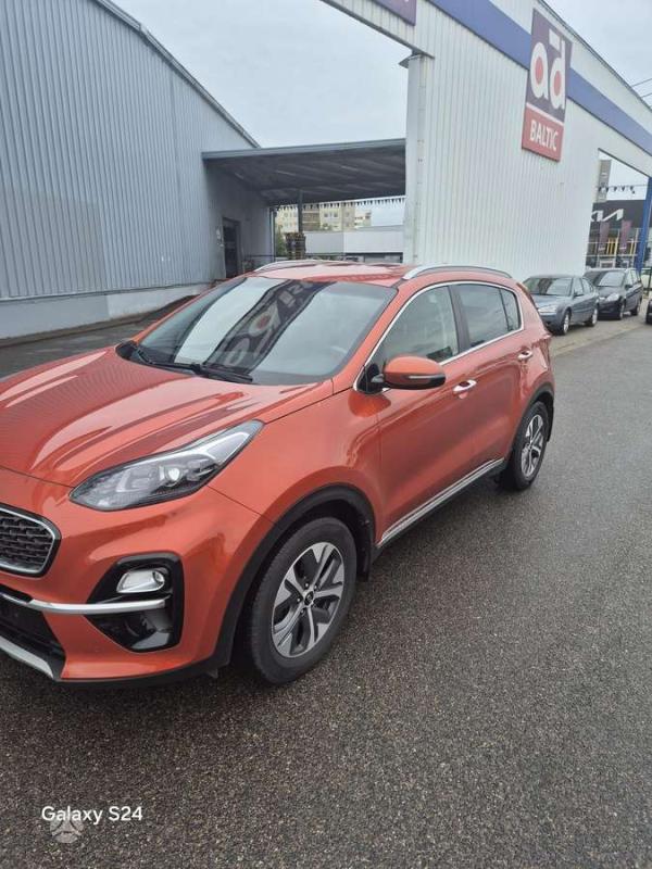 Orange Kia Sportage 2019 in Vilnius, with an engine capacity of 1.60 L and mileage of 114 thousand km for 14300 €, photo 3 on AUTOMOTO.COM.LV