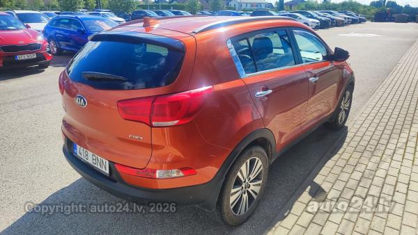 Orange Kia Sportage 2015 in Tallinn, with an engine capacity of 1.70 L and mileage of 153 thousand km for 8490 €, photo 4 on AUTOMOTO.COM.LV