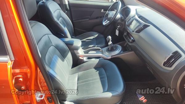 Orange Kia Sportage 2015 in Tallinn, with an engine capacity of 1.70 L and mileage of 153 thousand km for 8490 €, photo 7 on AUTOMOTO.COM.LV