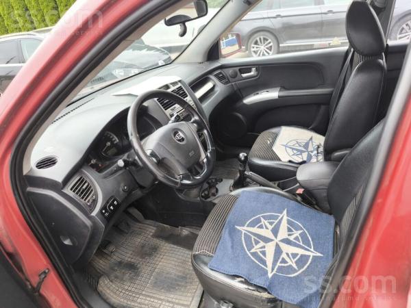 Red Kia Sportage 2006 in Riga, with an engine capacity of 2.00 L and mileage of 341 thousand km for 3000 €, photo 4 on AUTOMOTO.COM.LV