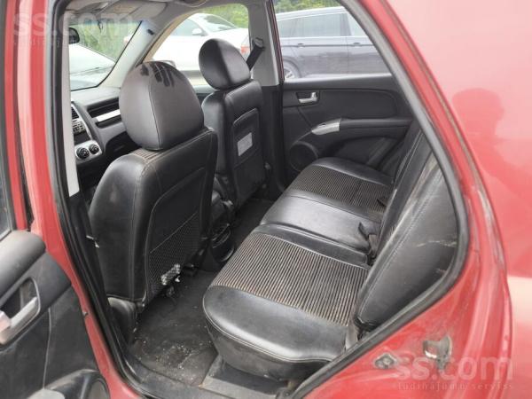 Red Kia Sportage 2006 in Riga, with an engine capacity of 2.00 L and mileage of 341 thousand km for 3000 €, photo 5 on AUTOMOTO.COM.LV