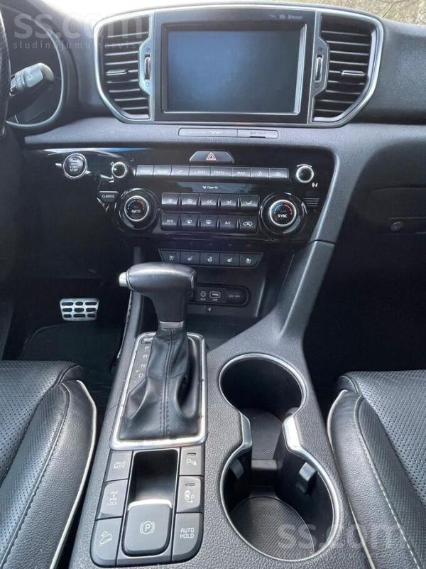 Red Kia Sportage 2016 in Riga, with an engine capacity of 2.00 L and mileage of 245 thousand km for 8600 €, photo 9 on AUTOMOTO.COM.LV