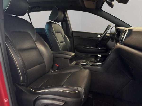 Red Kia Sportage 2017 in Kaunas, with an engine capacity of 1.70 L and mileage of 223 thousand km for 11999 €, photo 8 on AUTOMOTO.COM.LV