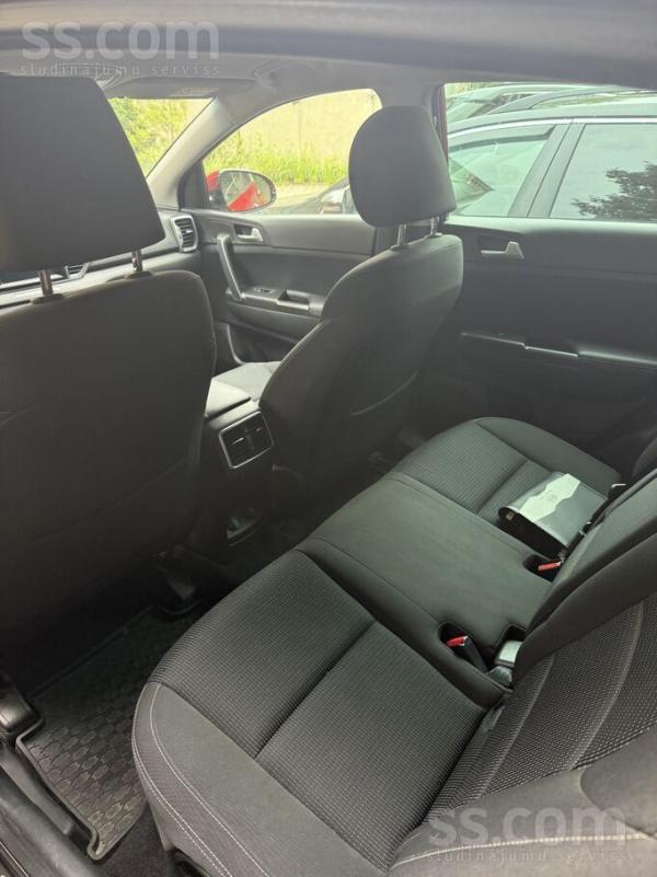 Red Kia Sportage 2018 in Riga, with an engine capacity of 1.70 L and mileage of 173 thousand km for 9800 €, photo 4 on AUTOMOTO.COM.LV